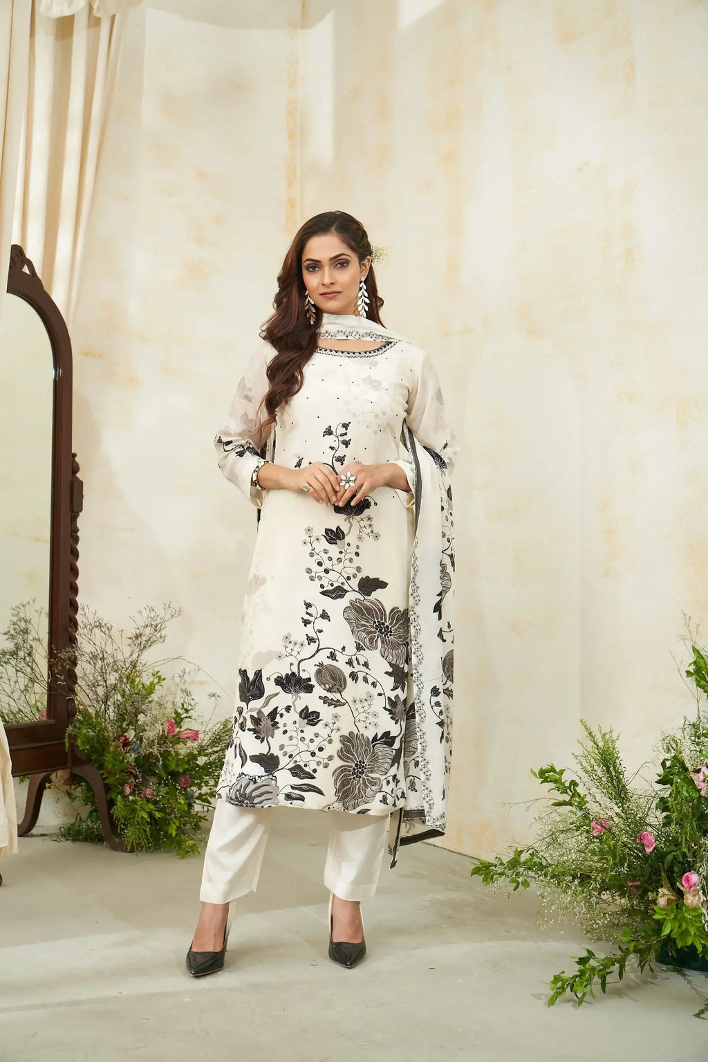 Off-White Floral Print Kurta Set – Anora Fashions